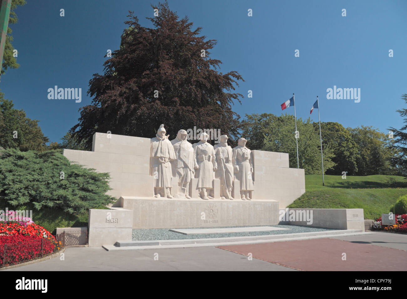 Le Monument aux Morts (les cinq défenseurs de Verdun), le mémorial de ...