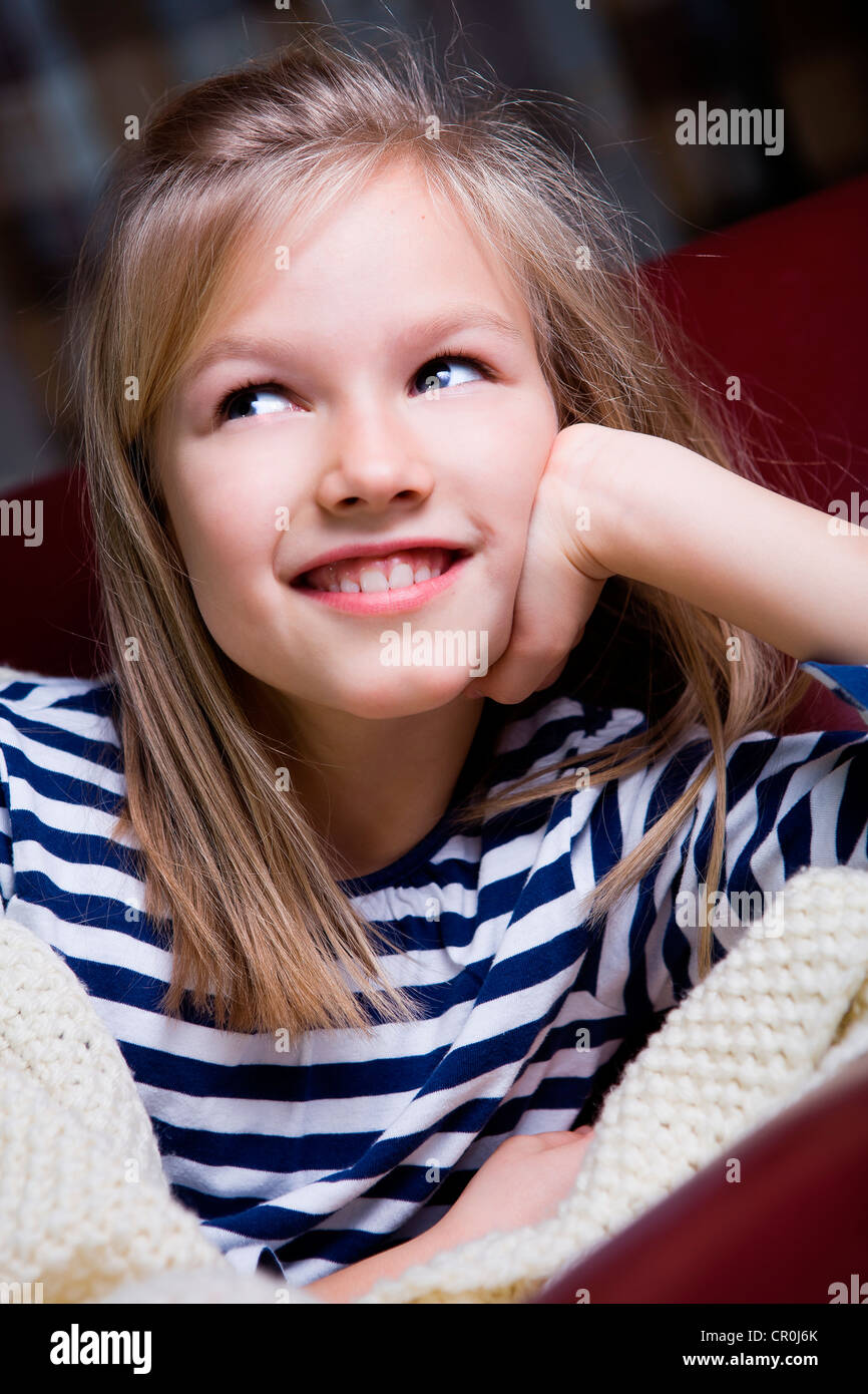10 Year Old Girl Lying Banque De Photographies Et Dimages à Haute
