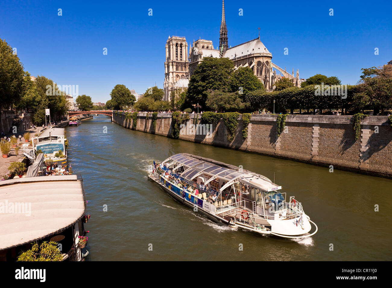 France, Paris, quais de Seine UNESCO World Heritage, un bateau-bus ou ...