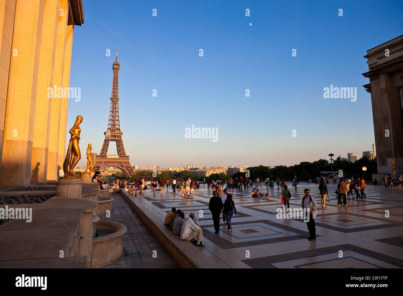 France, Paris, place du Trocadéro, parvis des droits de l'homme et de ...