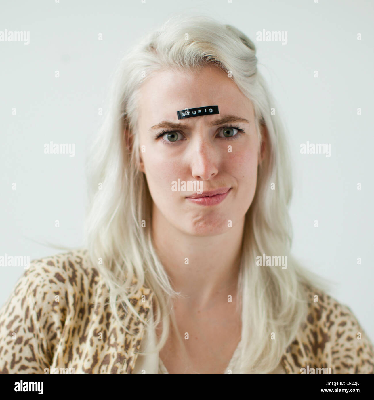 Portrait de jeune femme avec word stupide sur le front Photo Stock - Alamy
