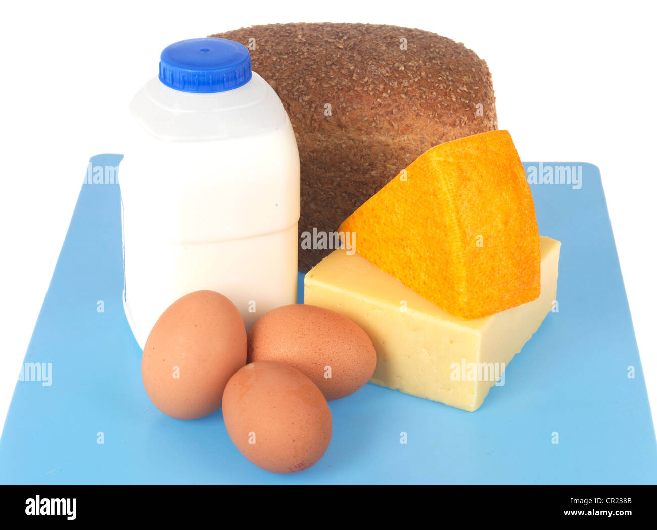 Les aliments de base de lait oeufs fromage et pain Photo Stock - Alamy