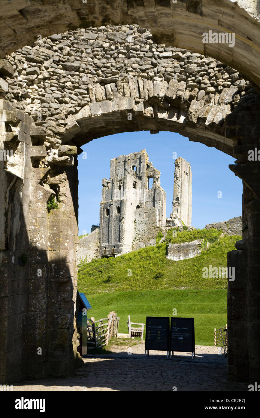 Château de Corfe garder/tour de vue à travers l'entrée porte d'entrée ...