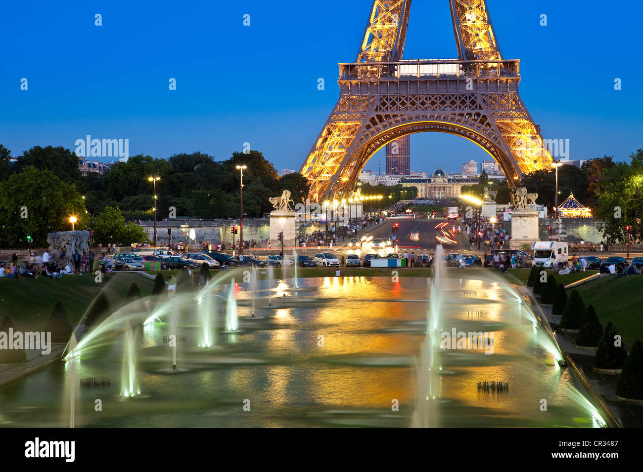 France, Paris, la Tour Eiffel lumineuse (© SETE-Illuminations Pierre ...