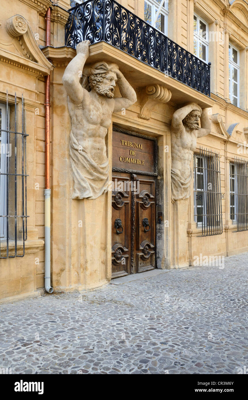 Sculptures baroques des Atlantes soutenant le balcon de l'Hôtel Maurel ...