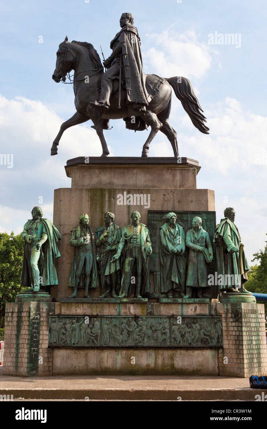 Monument à Frédéric Guillaume III Roi de Prusse par Gustav Blaeser ...