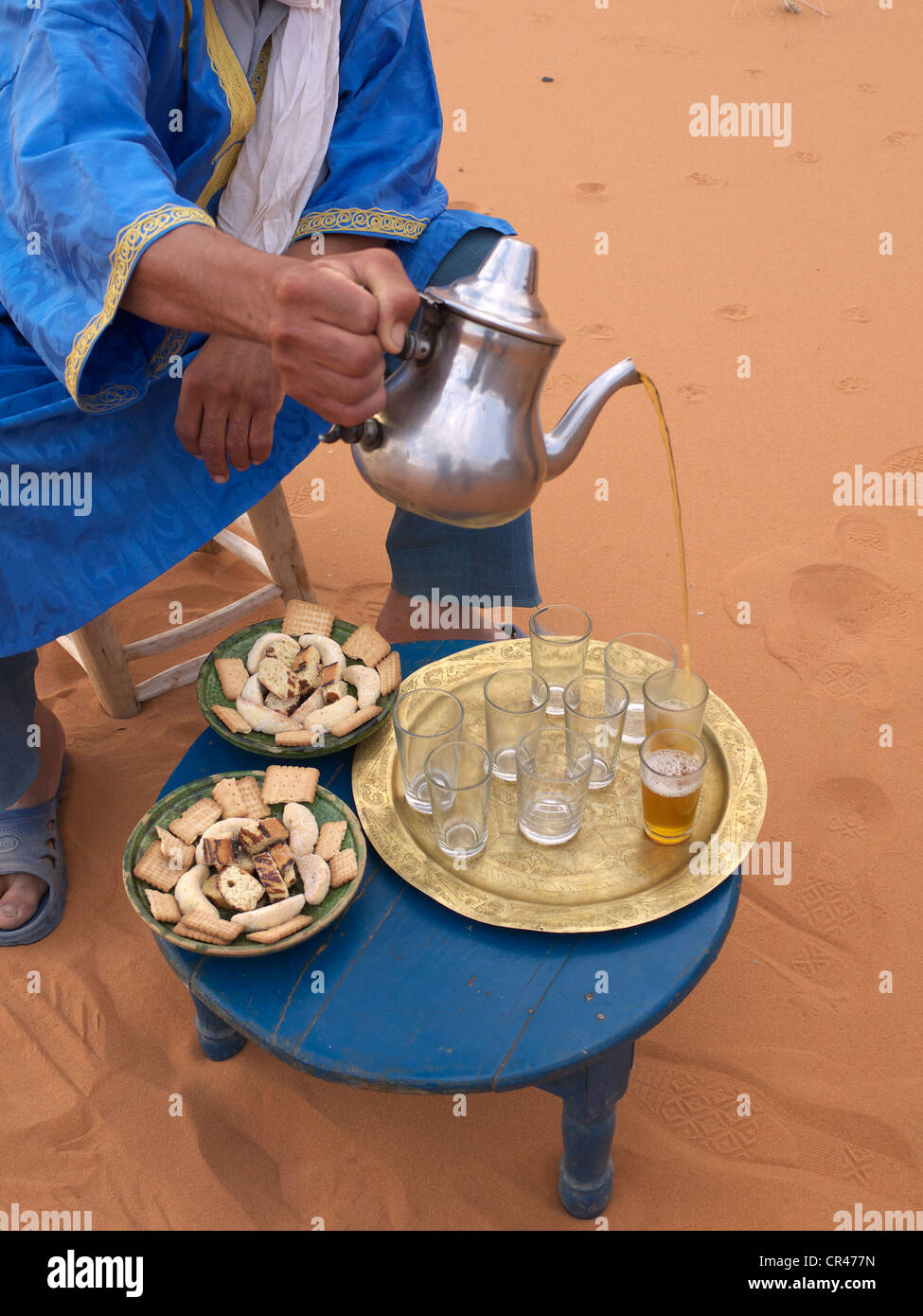 Tuareg pouring tea Banque de photographies et d’images à haute ...