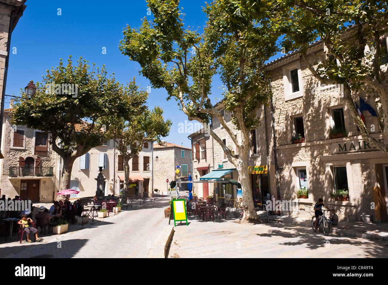 France, Aude, Corbières, Peyriac de mer, la place de l'Hôtel de ville ...