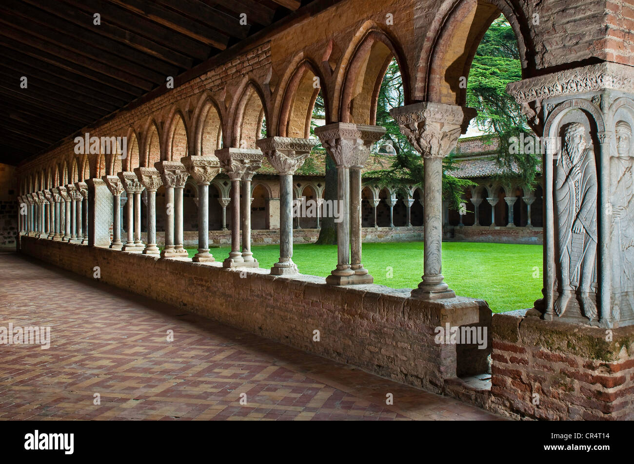 Abbaye de moissac cloitre Banque de photographies et d’images à haute ...