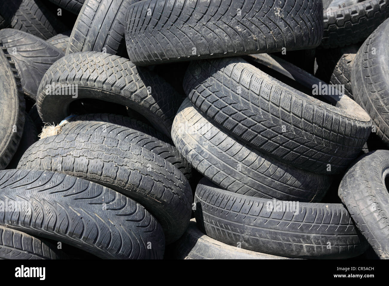 Beaucoup de vieux pneus usés. Photo par Willy Matheisl Photo Stock - Alamy