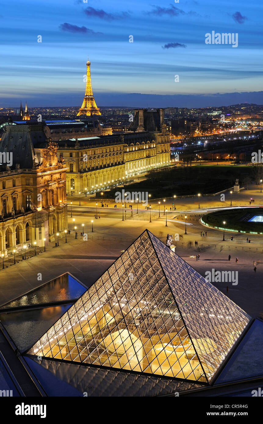 France, Paris, le musée et la pyramide du Louvre par l'architecte Ieoh ...