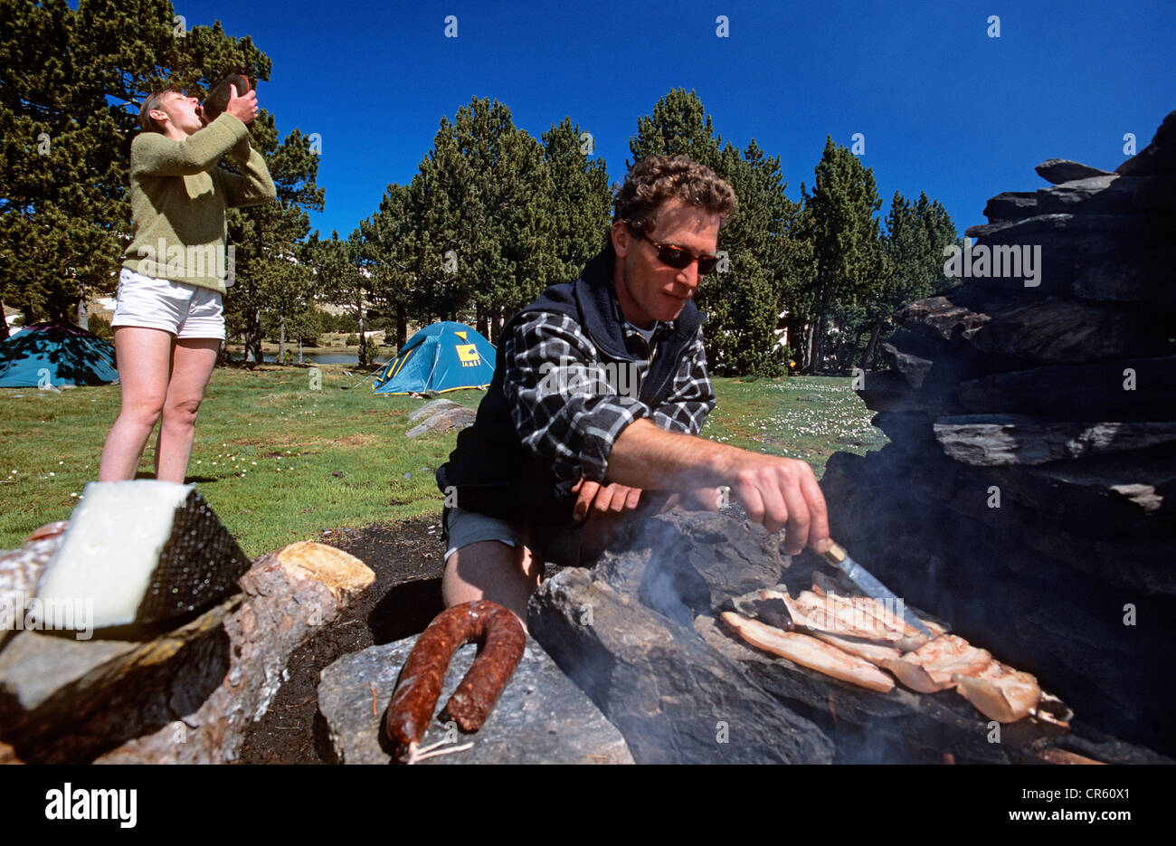 France, Pyrénées Orientales, barbecue sur une lauze (pierre plate ...