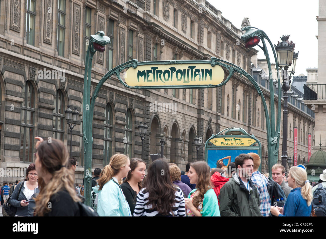 Paris, France - les gens à la station de métro Louvre, Rue de Rivoli ...