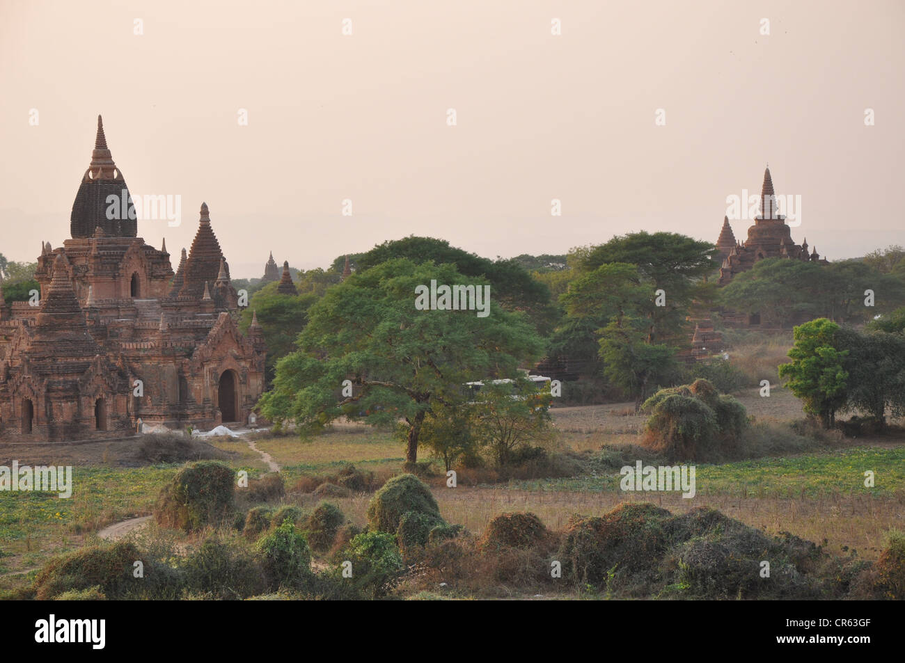 Bagan temples Banque de photographies et d’images à haute résolution ...
