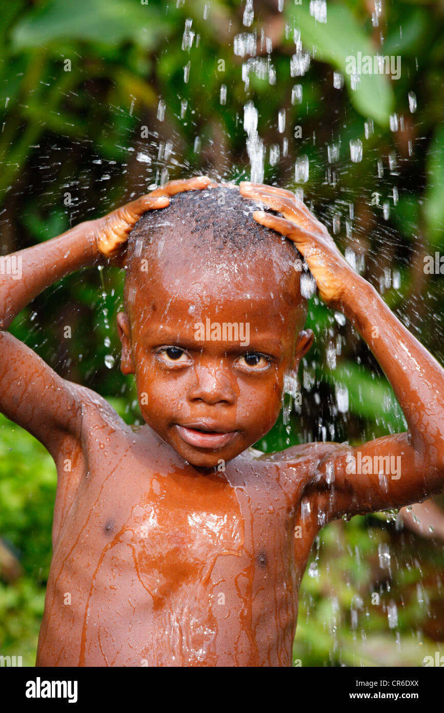 Garçon 6 Prendre Une Douche Bamenda Cameroun Afrique Photo Stock