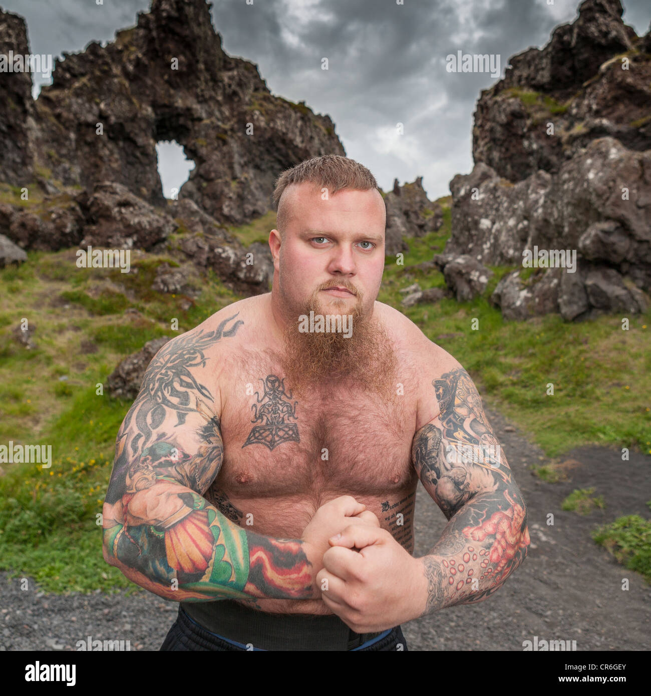 Homme fort avec des tatouages, Péninsule de Snæfellsnes ...