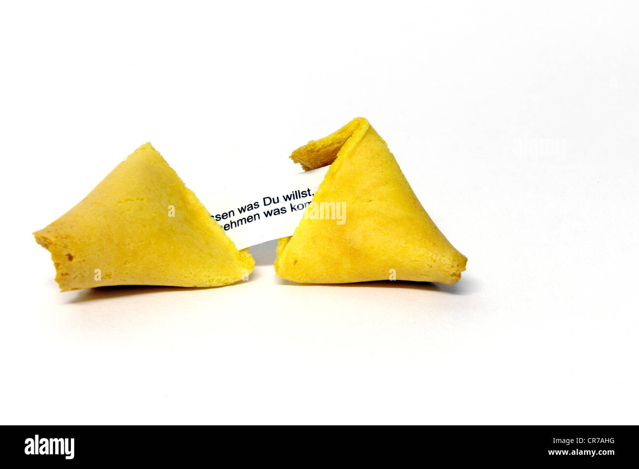 Biscuit de fortune chinois ouvert avec un message sage Photo Stock - Alamy