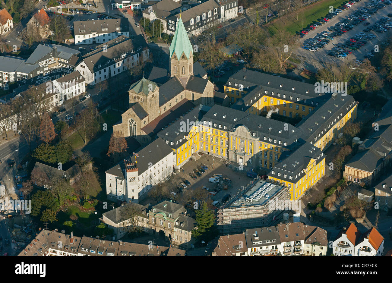 Vue aérienne de l'église abbatiale St, Ludergus à Essen-Werden ...