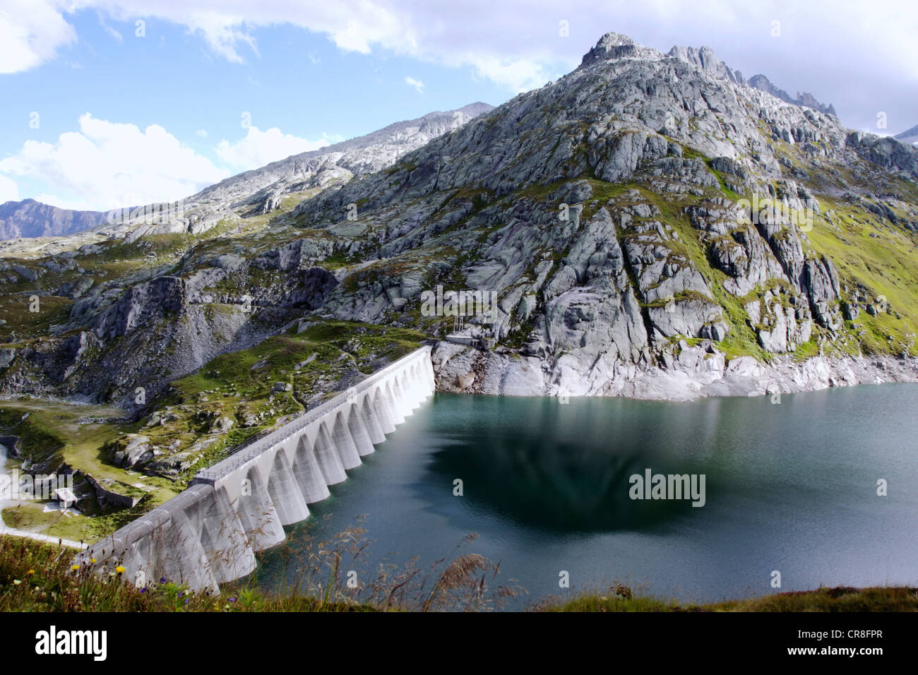 Barrage de la Lago di de Lucendro Lake au-dessus du Col du Saint ...