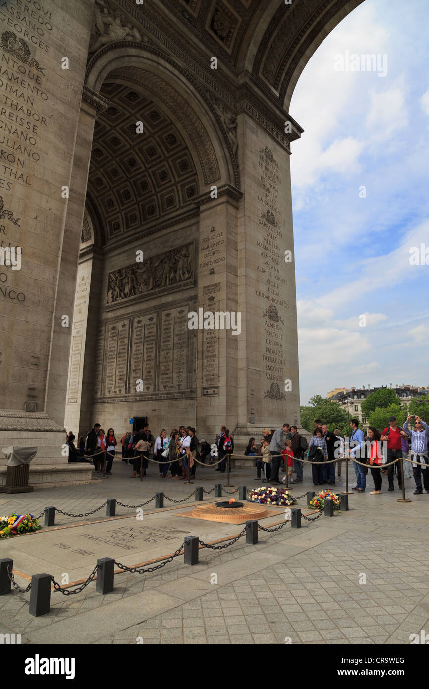 Tombe du Soldat inconnu sous l'Arc de Triomphe, Paris Photo Stock - Alamy