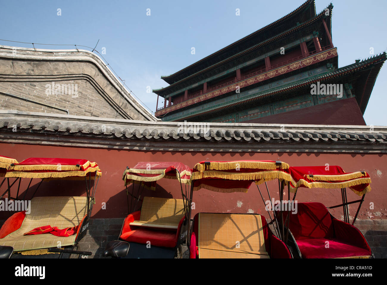Les vélos et pousse-pousse à l'extérieur de la Tour du Tambour, à ...