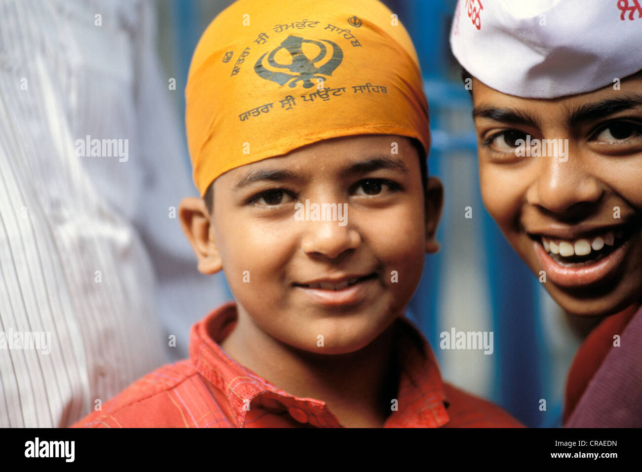Les jeunes pèlerins sikhs près de Hemkund portant un bandana avec ...