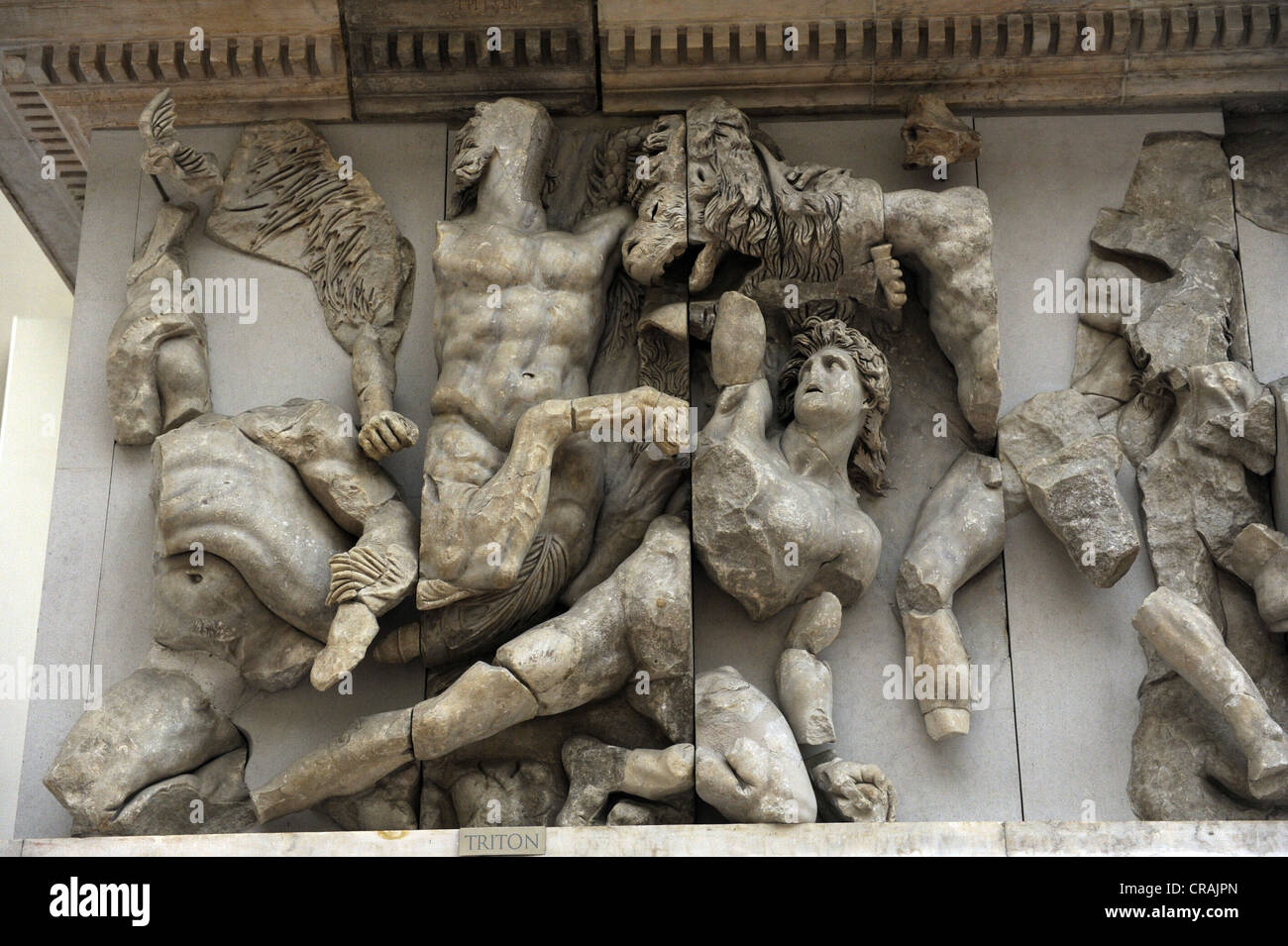 Autel de Pergame. Le marbre et le calcaire. Gigantomachy. Frise ouest. Amphitrite et son fils ...