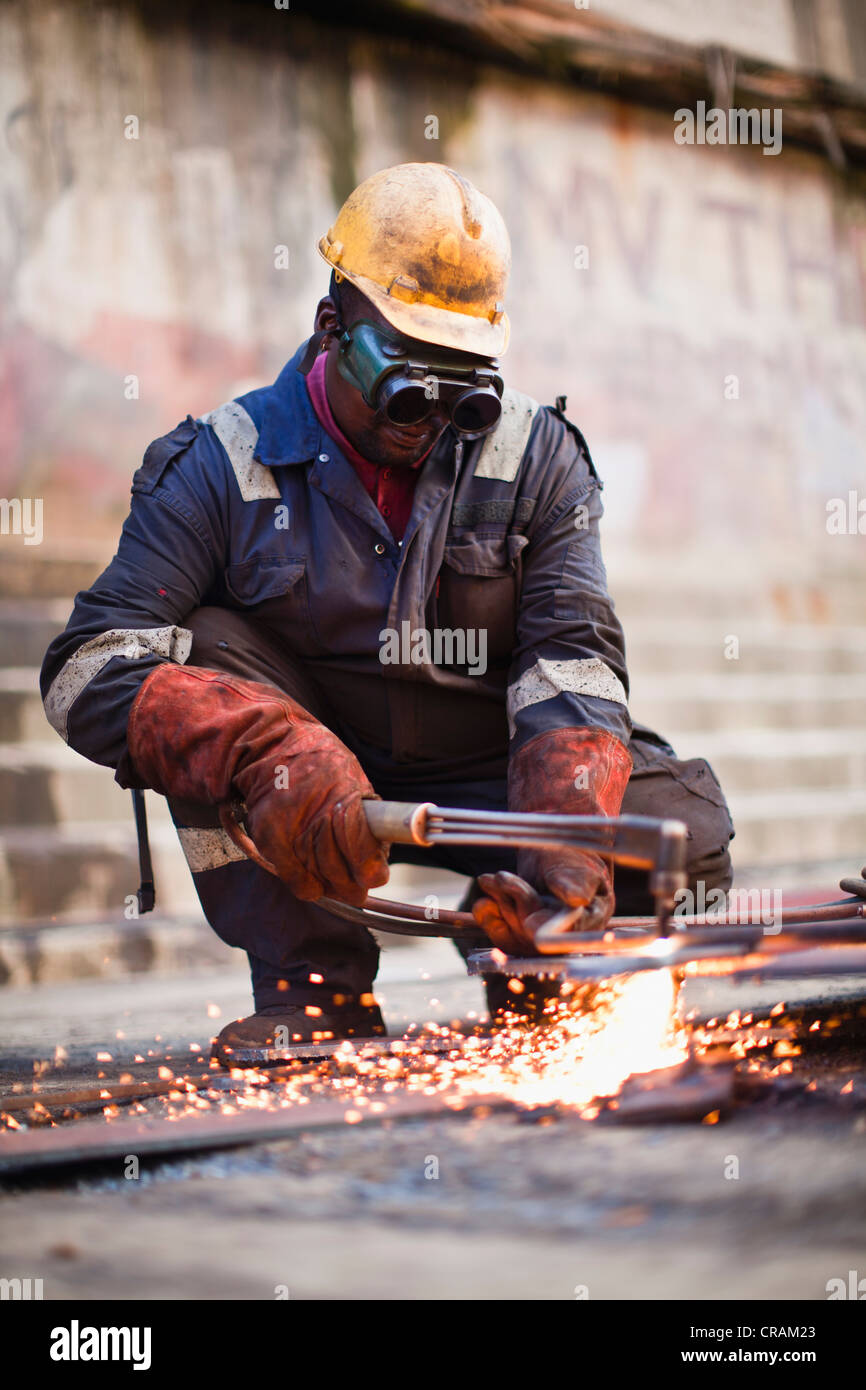 Soudeur africain Banque de photographies et d’images à haute résolution ...