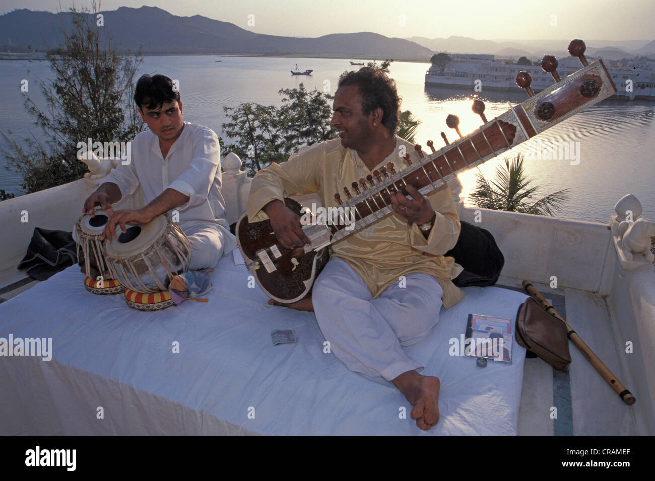 Musiciens avec un tabla et sitar, une lecture de la musique en face de ...