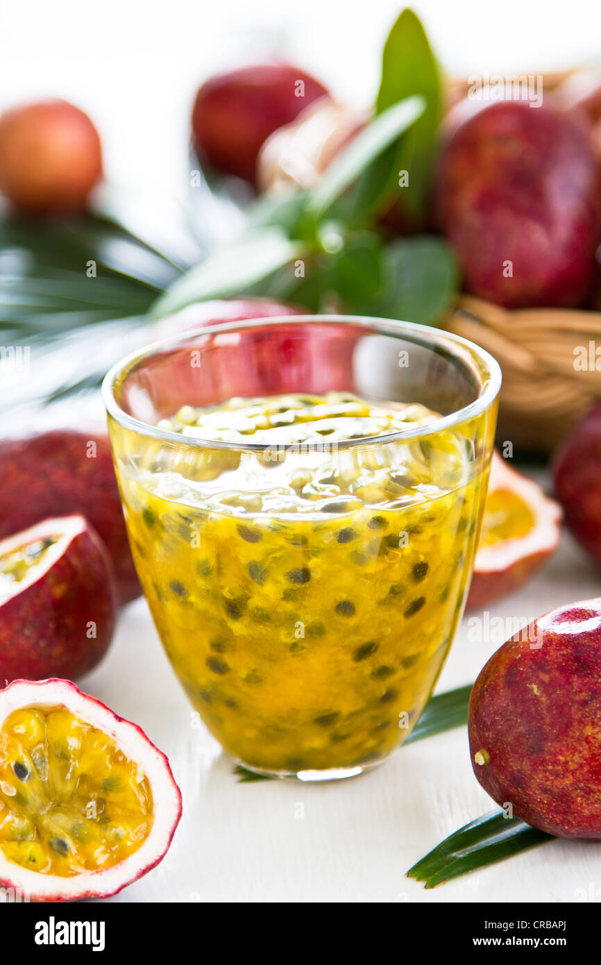 Passion fruit juice Banque de photographies et d’images à haute ...