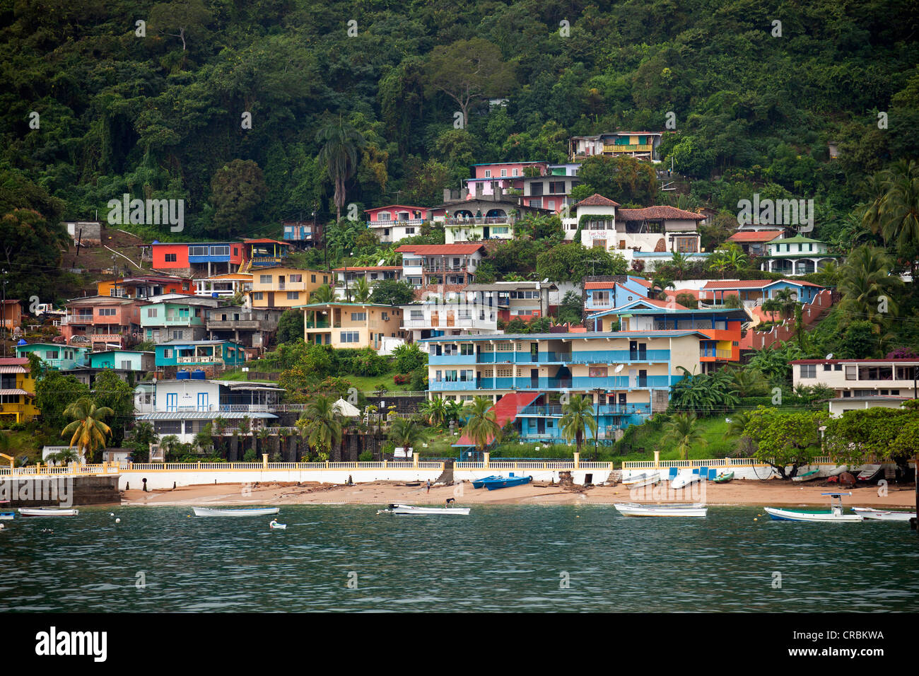 Plage et maisons colorées sur l'île de isla Taboga, Panama, Amérique ...