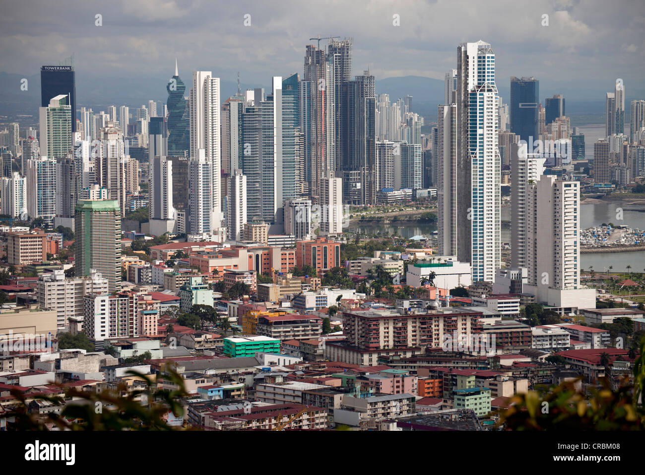 Paysage urbain et les toits de la ville de Panama, vu de la montagne ...