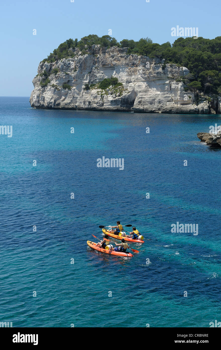 Kayak dans l'eau de mer bleue claire espagne Minorque Cala Galdana ...