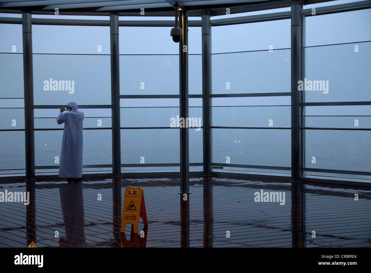 Homme solitaire sur le pont d'observation de la tour Burj Khalifa dans ...