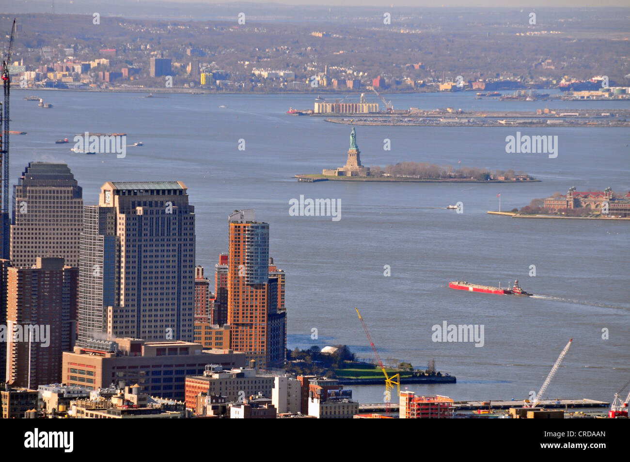 Vue depuis l'Empire State Building sur Liberty Island avec la Statue de ...
