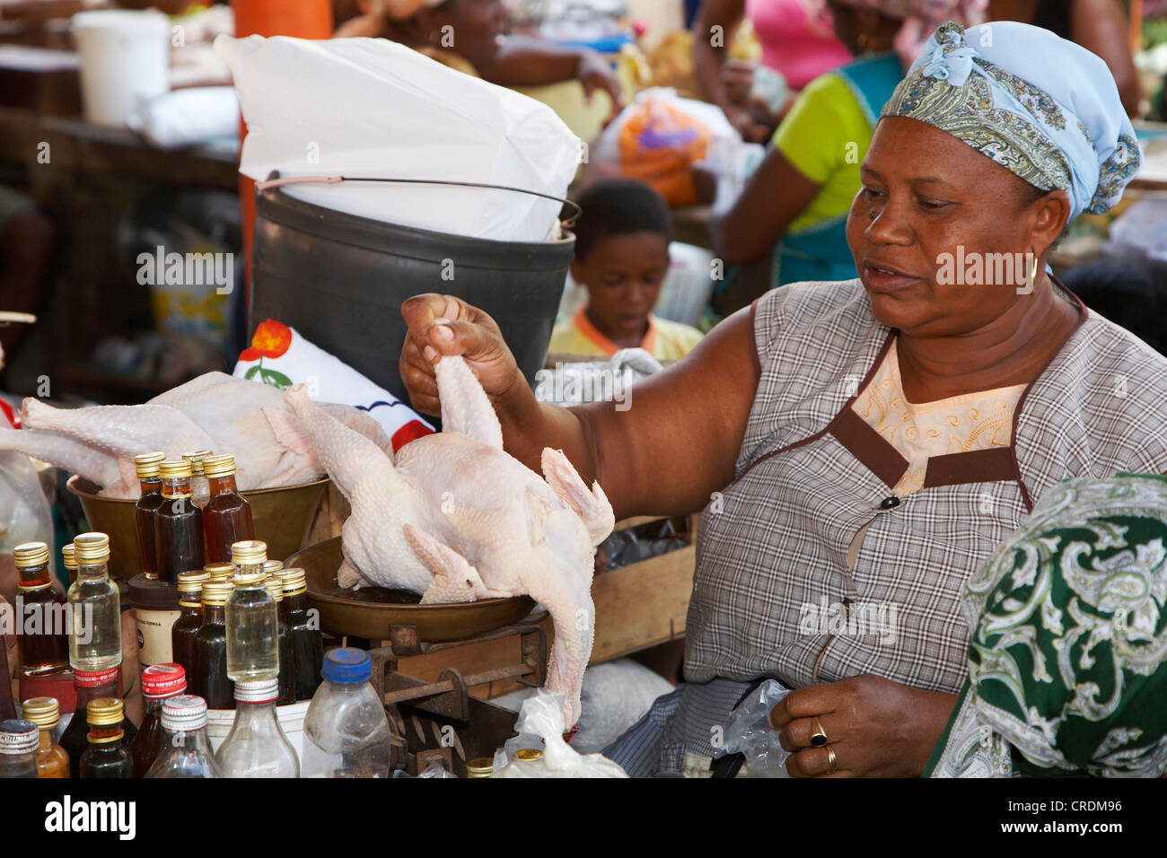 Femme pesant un poulet Banque de photographies et d’images à haute ...