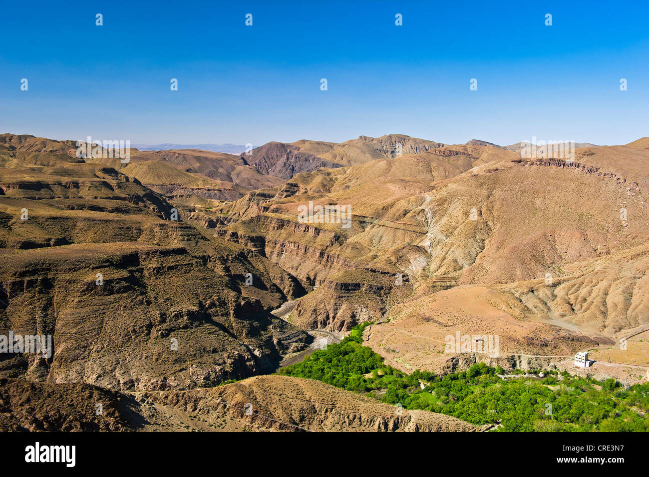 Canyon-comme paysage de montagne avec une maison et une rivière oasis d ...