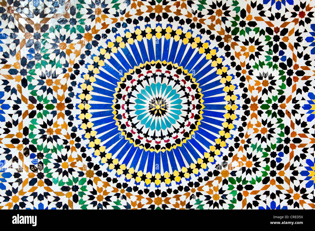 Mosaïque zellige faite de carreaux de terre cuite dans la Kasbah de ...