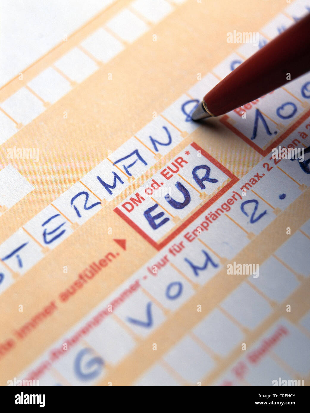 Formulaire de virement avec de l'Euro Photo Stock - Alamy