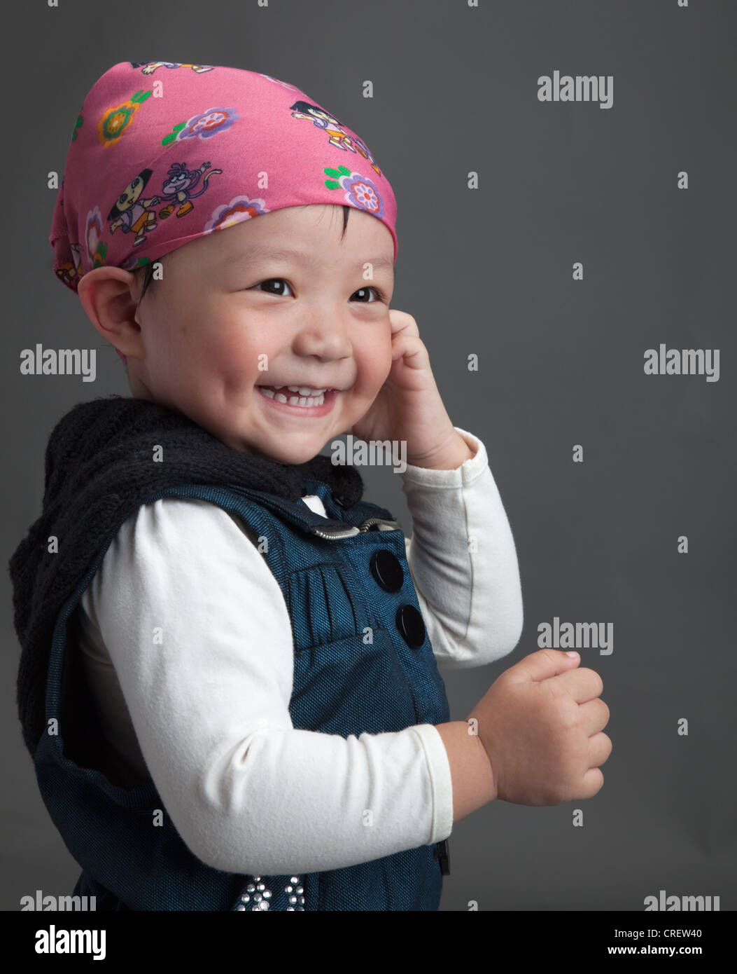 Une jeune chinoise de 2 ans glousser avec excitation avec la main pour ...