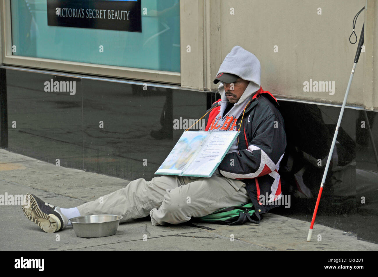 Mendiant assis sur le trottoir Banque de photographies et d’images à ...