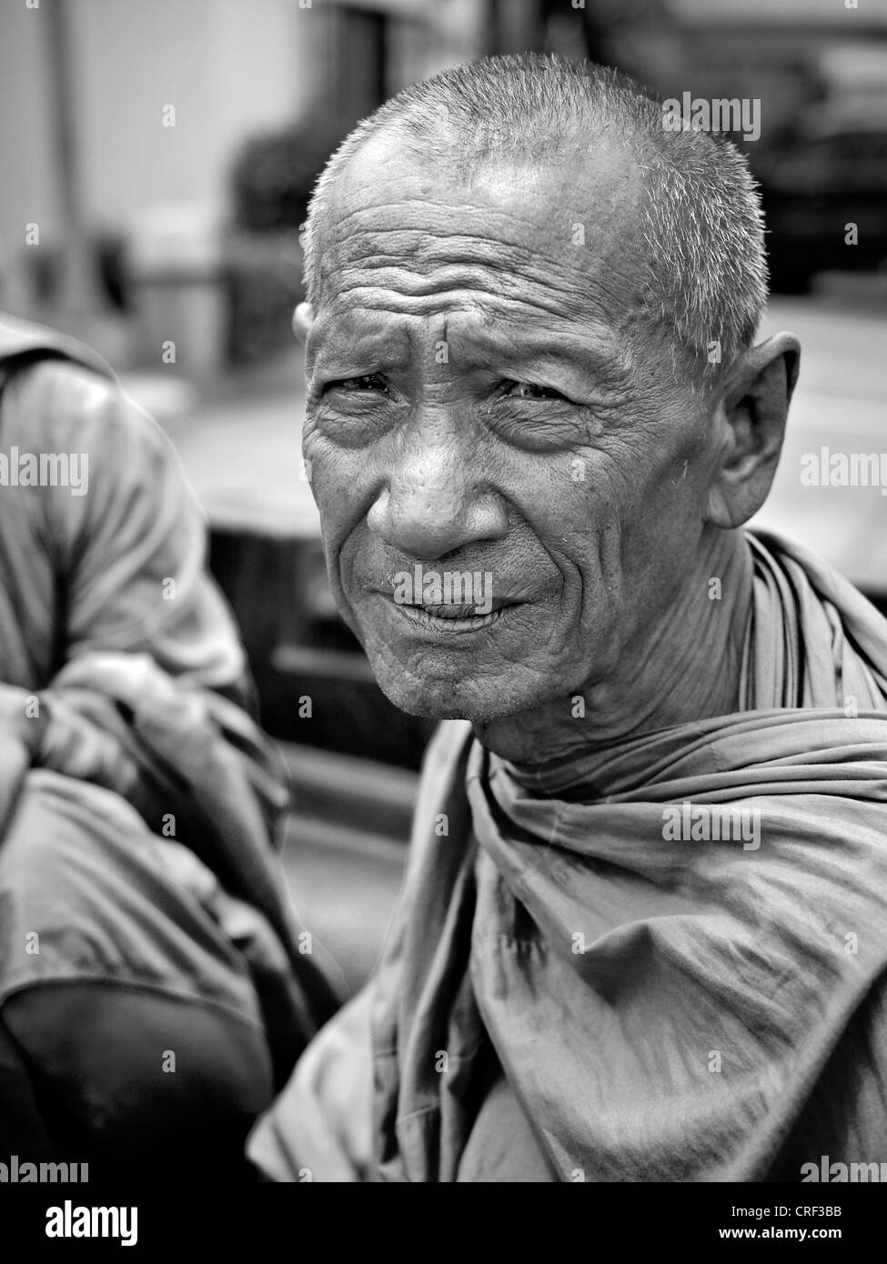 Moine bouddhiste âgé Banque d'images noir et blanc - Alamy
