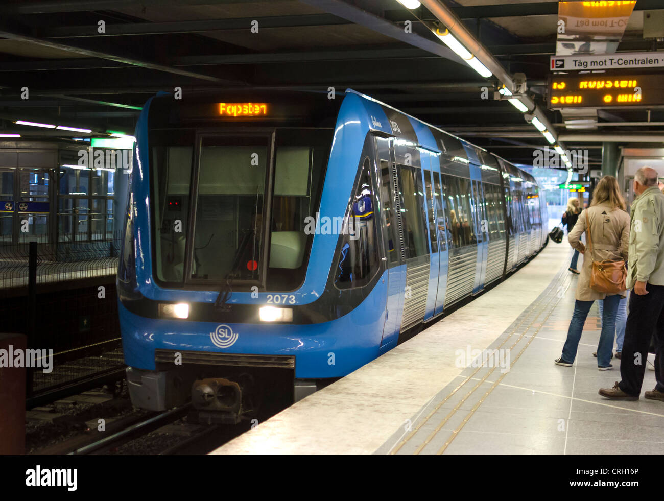 Train à la station de métro Gamla Stan, Stockholm, Suède Photo Stock ...