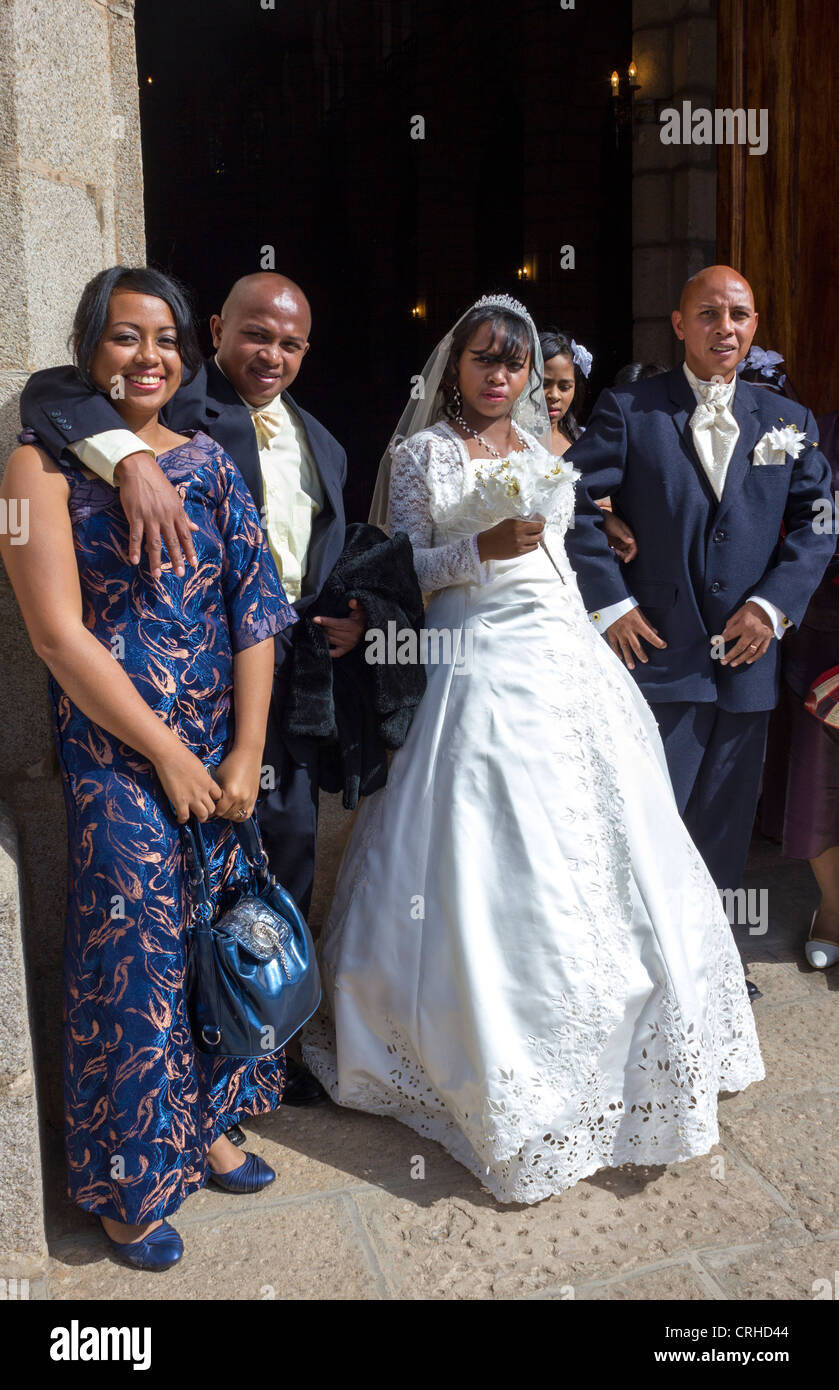 Le malgache mariée et le marié à l'extérieur de l'église, Antananarivo ...