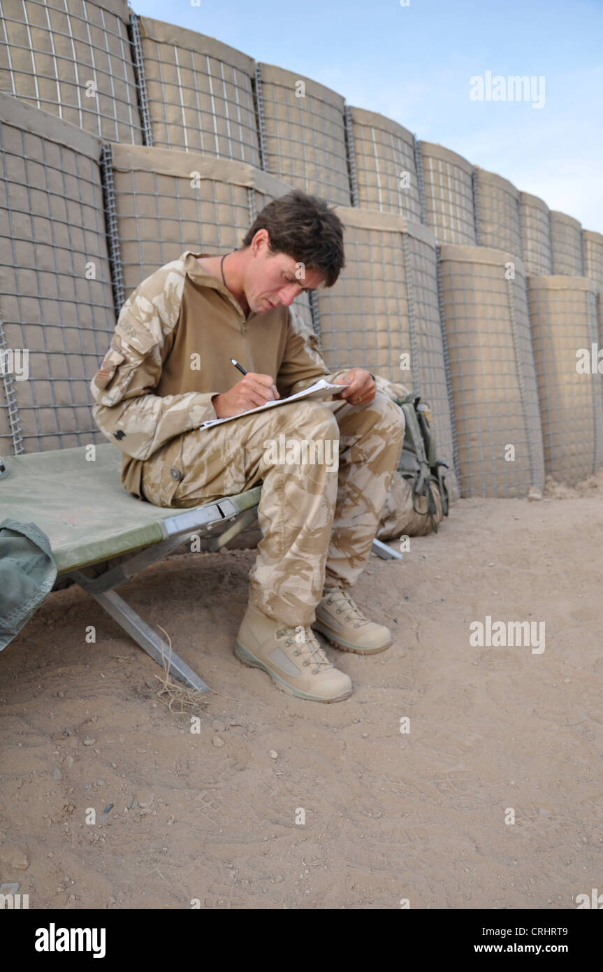 Soldier writing letter Banque de photographies et d’images à haute ...
