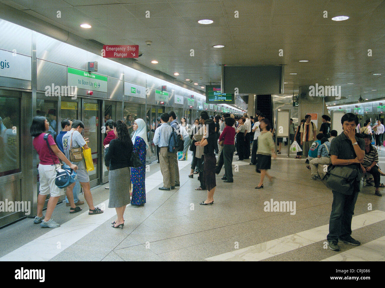 La station de métro au centre-ville de Singapour's Bugis Photo Stock ...