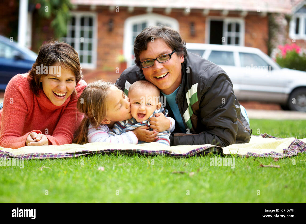 Maman Et Papa Avec Leurs Deux Enfants Banque De Photographies Et D