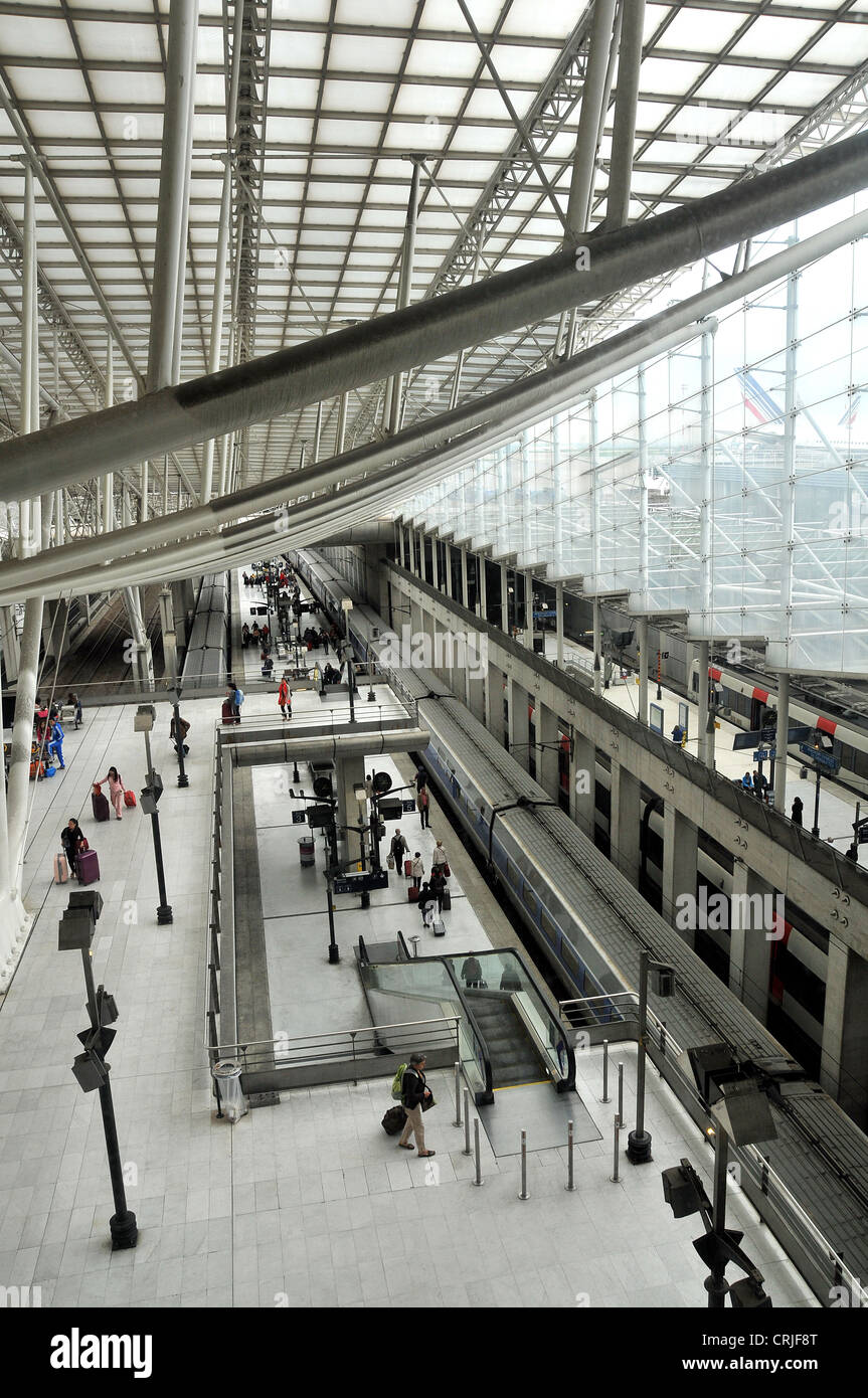 Gare TGV à l'aéroport Roissy Charles de Gaulle gare Paris France Photo Stock - Alamy