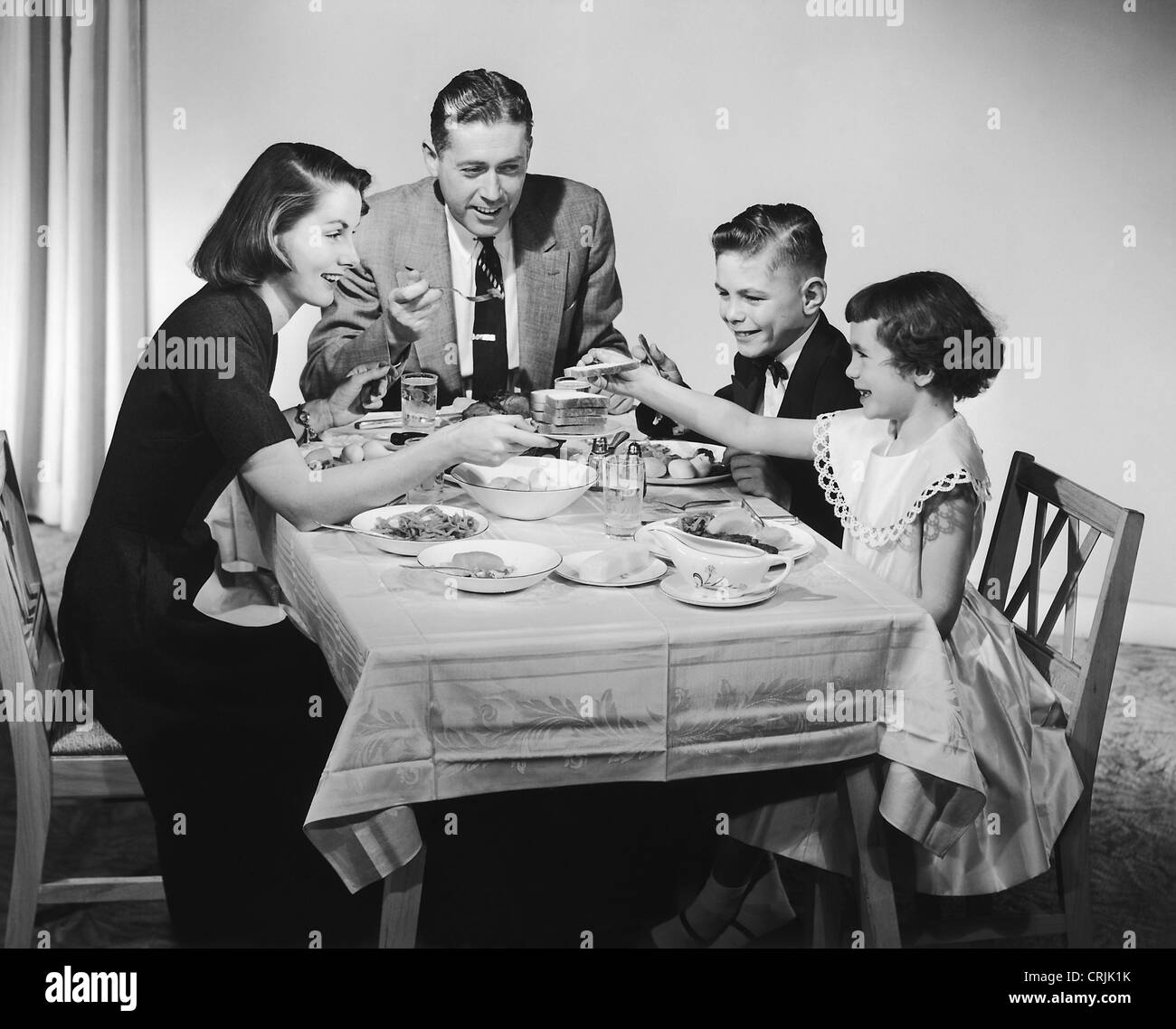 Repas de famille noir et blanc Banque de photographies et d’images à ...