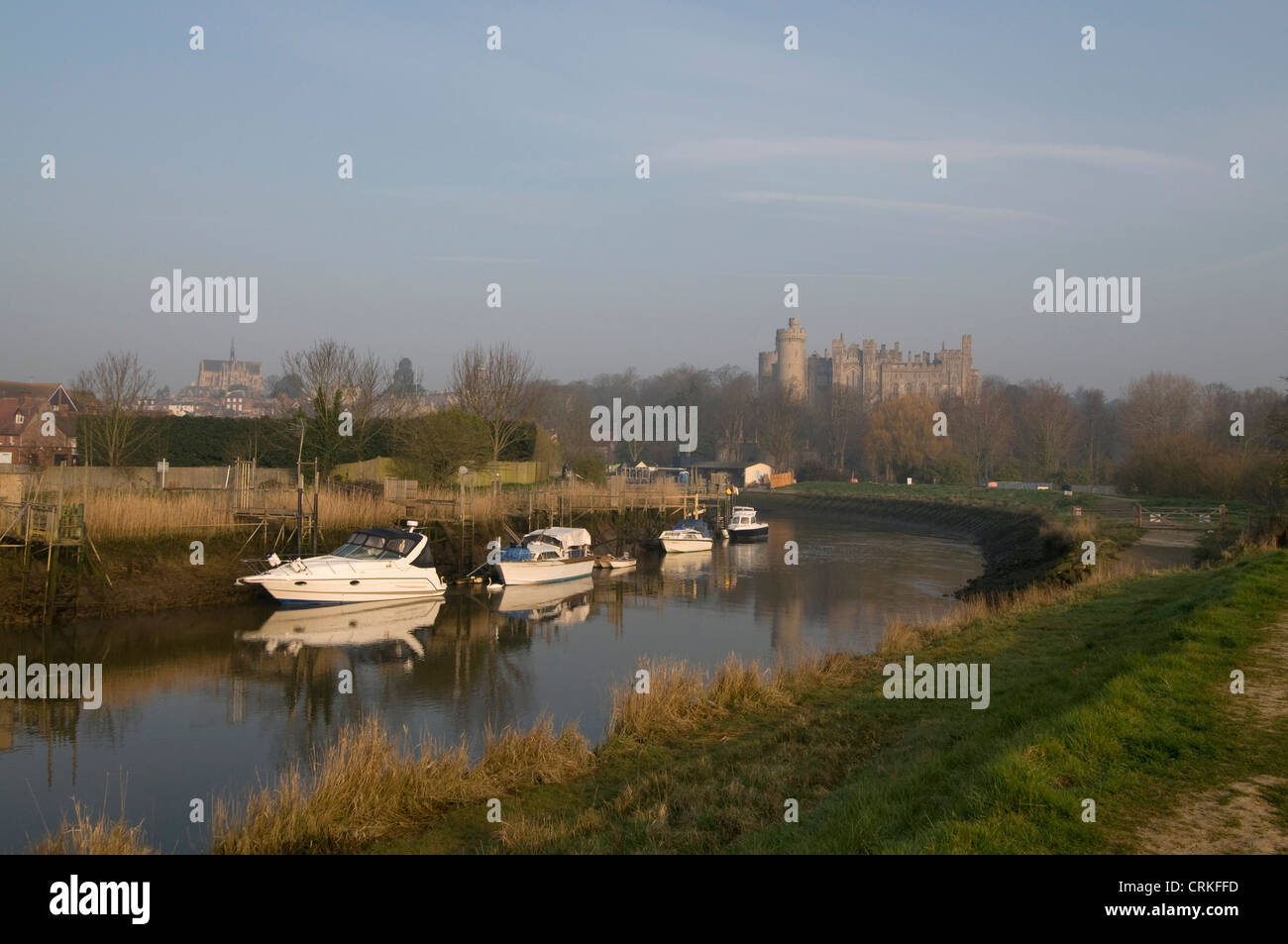Lever tôt le matin sur la rivière Arun et château d'Arundel Arundel à ...
